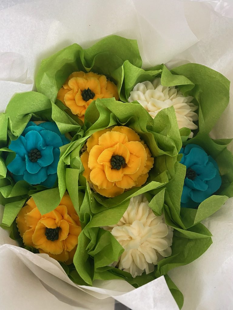 7 Buttercream Flower Cupcakes Bouquet The Giving Cake